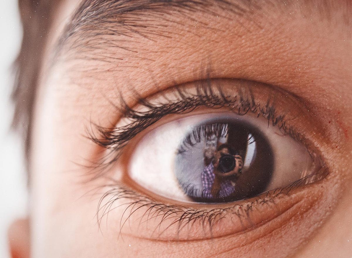 Using Eye Contact To Connect At Home And Work Thrive Global Medium