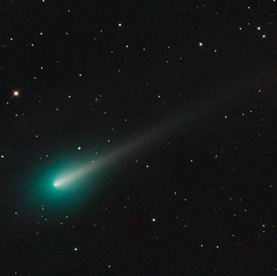 This Is Why Comets Glow An Eerie Green Color – Starts With A Bang! – Medium