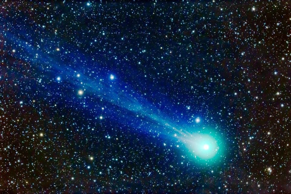 This Is Why Comets Glow An Eerie Green Color – Starts With A Bang! – Medium
