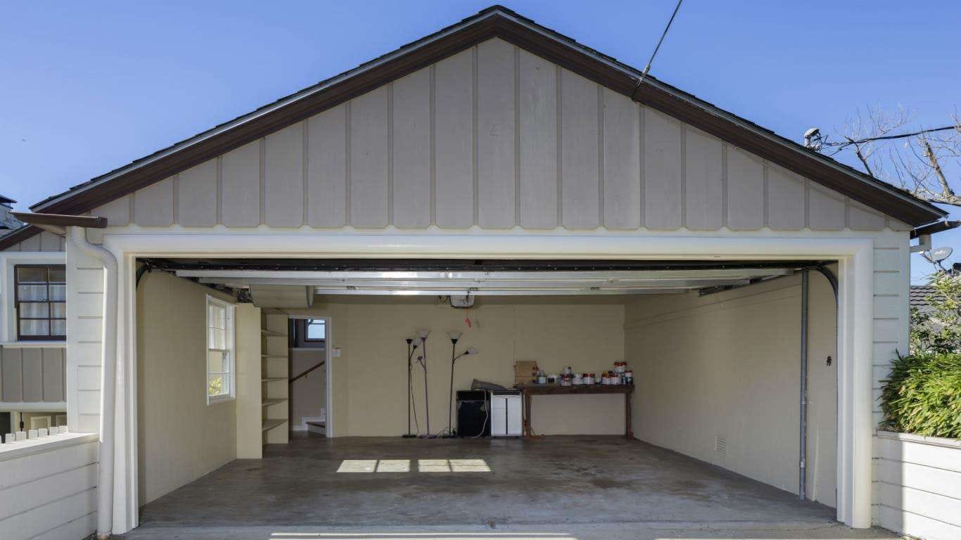 The Rise of an Empire: The Story of Amazon.com – Sophia Geraci – Medium
