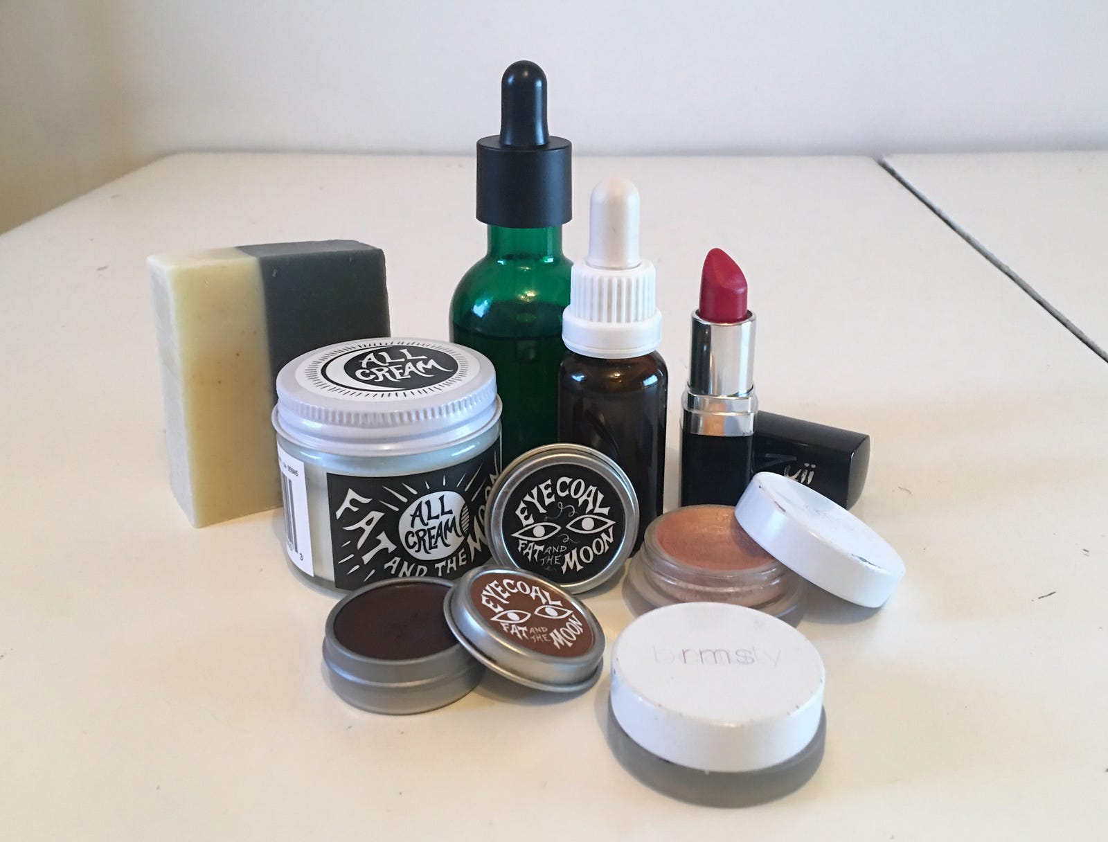 Minimalist makeup kit – laviesimplement – Medium