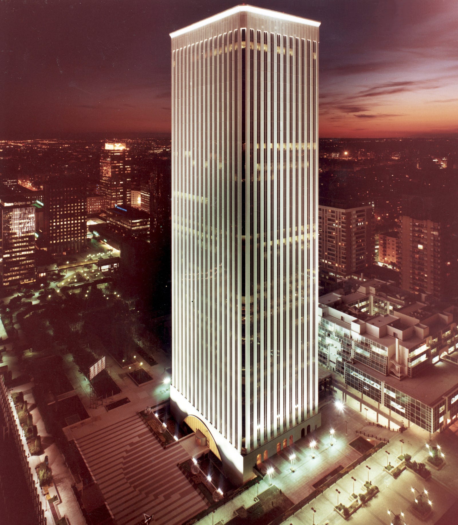 La subida a la Torre Picasso – Runator – Medium