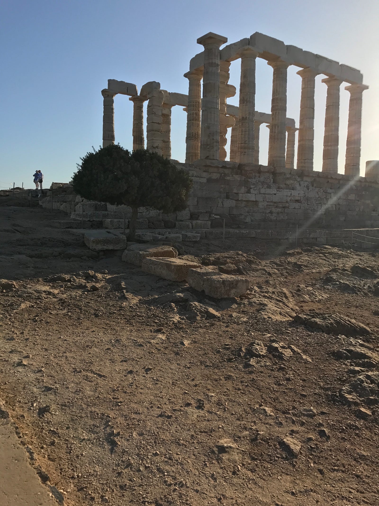 Un tramonto lungo millenni: la bellezza senza tempo di Capo Sunio