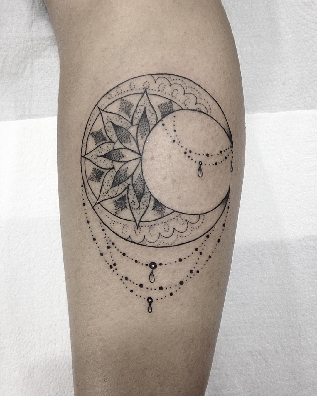 23 Inpirações de tattoos de Luas e Planetas que vão te levar ao céu.