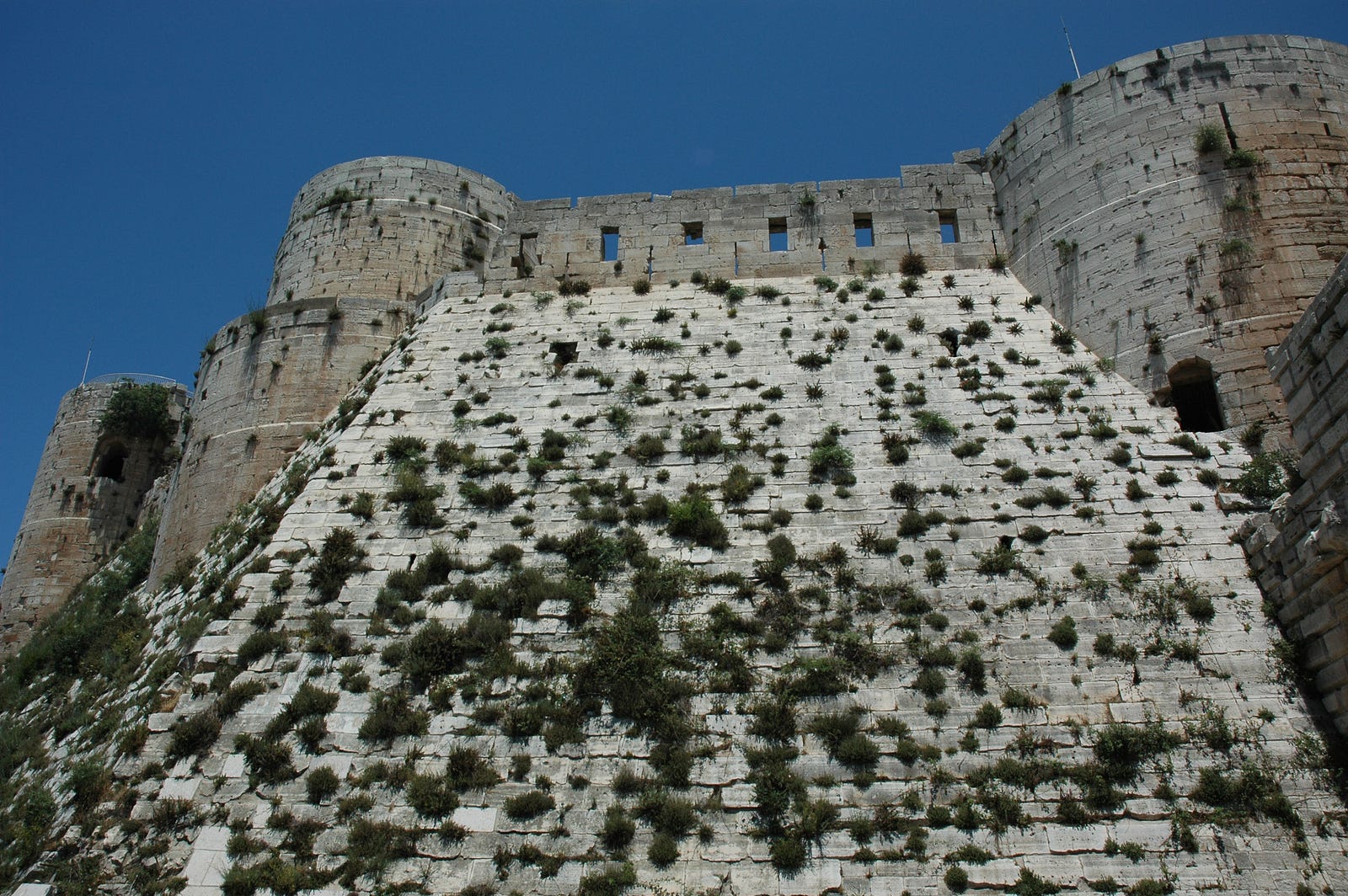 Krak des Chevaliers: an impregnable castle – Red Wizard of ...