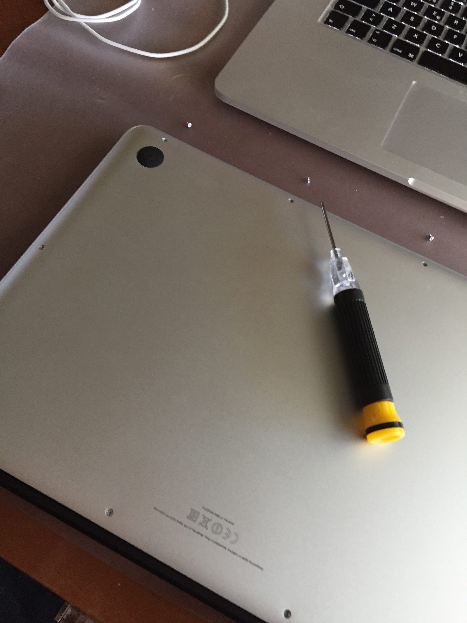 Cómo cambiar el disco duro de un MacBook Pro – Antonio Cambronero – Medium